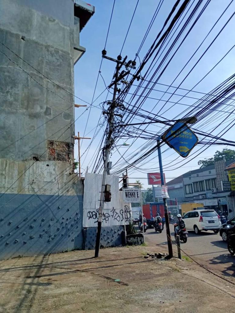 Tiang Listrik PLN yang Mengganggu