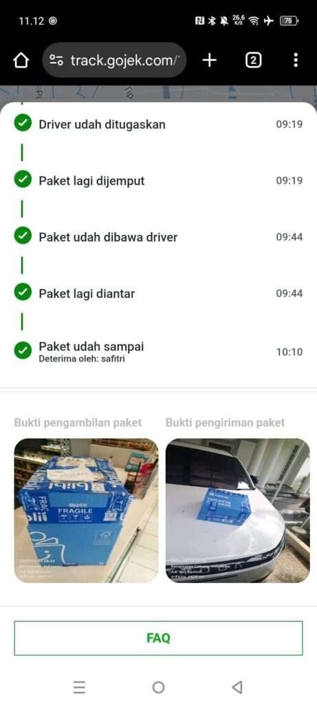 Driver Gojek Menaruh Paket Berat Makanan Kaleng di Atas Kap Mobil